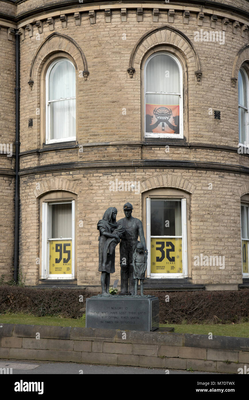 A statue outside the NUM offices in Barnsley, South Yorkshire Stock ...