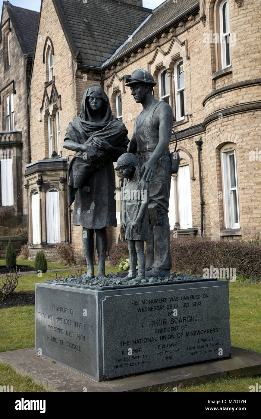 A statue outside the NUM offices in Barnsley, South Yorkshire Stock ...
