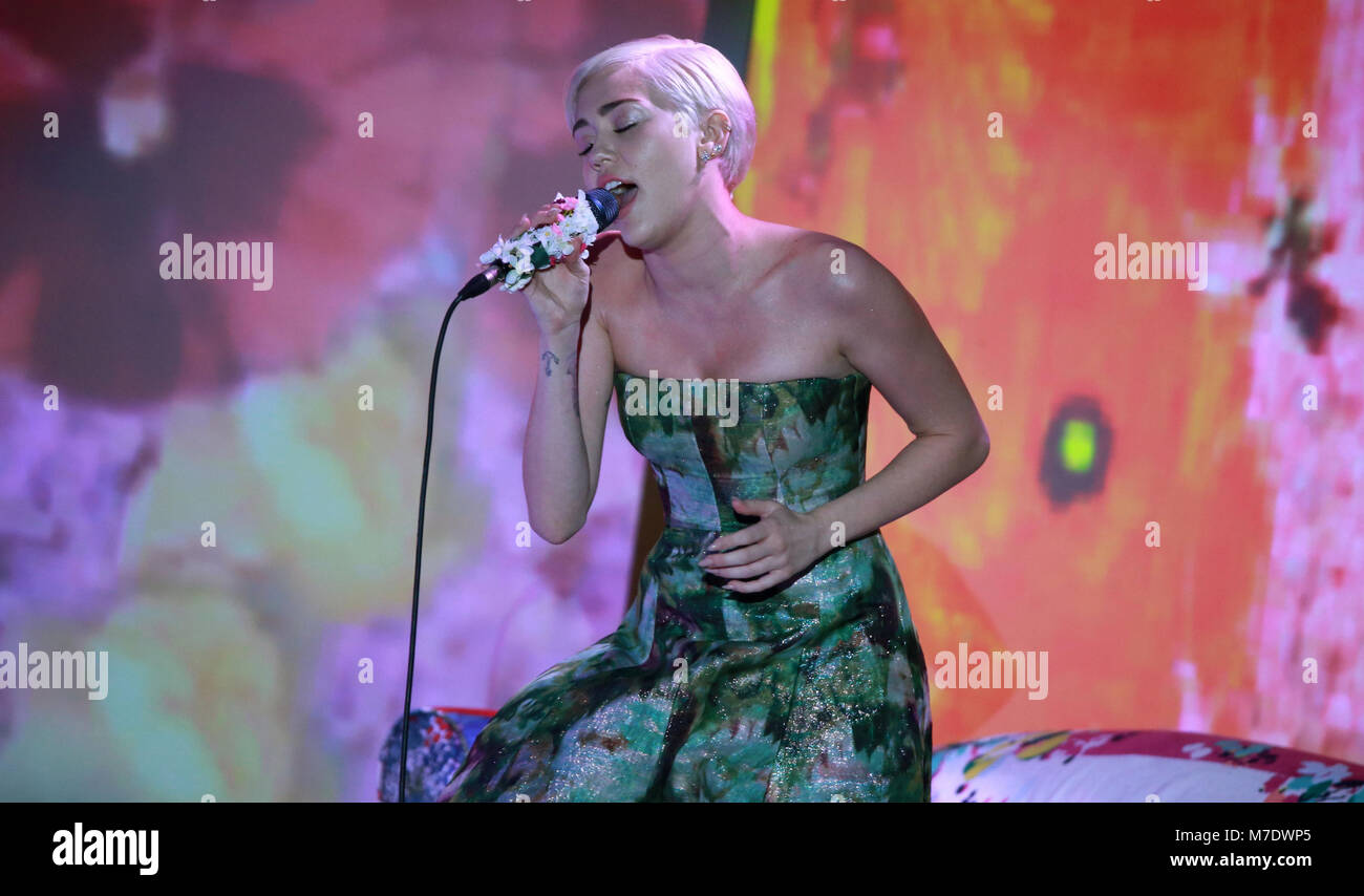 MONTE-CARLO, MONACO - MAY 27: Miley Cyrus performs during the ceremony ...
