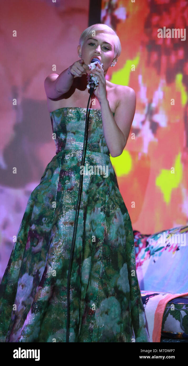 MONTE-CARLO, MONACO - MAY 27: Miley Cyrus performs during the ceremony ...