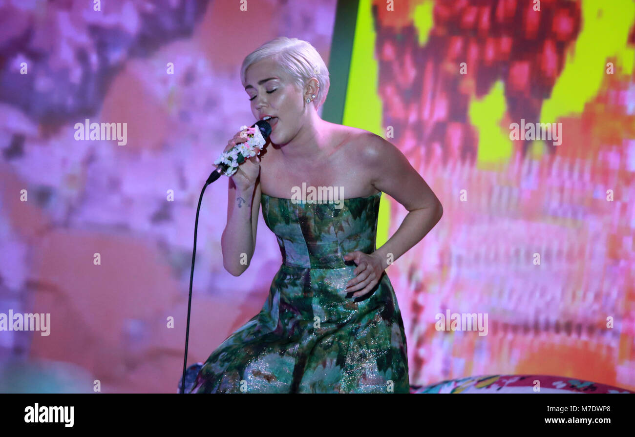 MONTE-CARLO, MONACO - MAY 27: Miley Cyrus performs during the ceremony ...