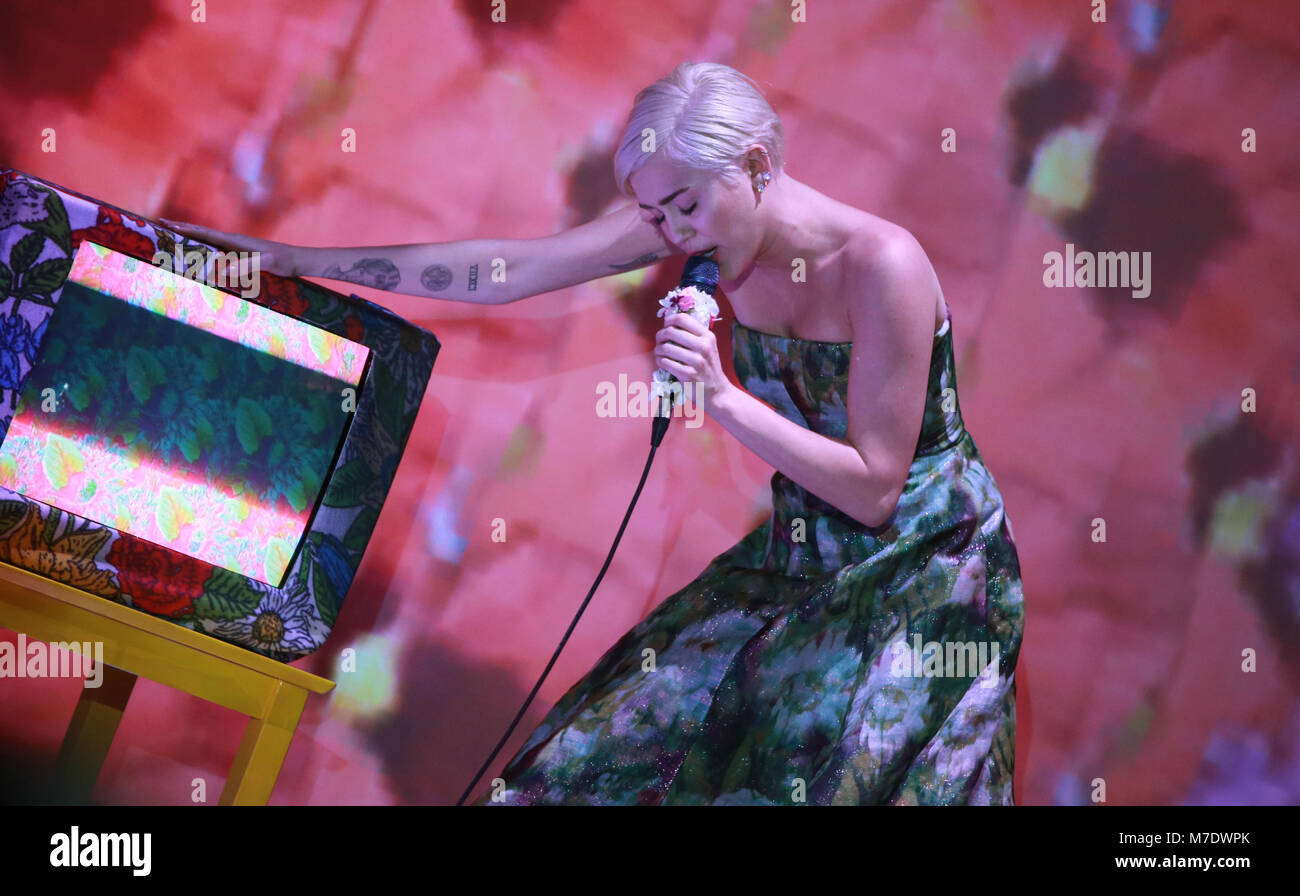 MONTE-CARLO, MONACO - MAY 27: Miley Cyrus performs during the ceremony ...