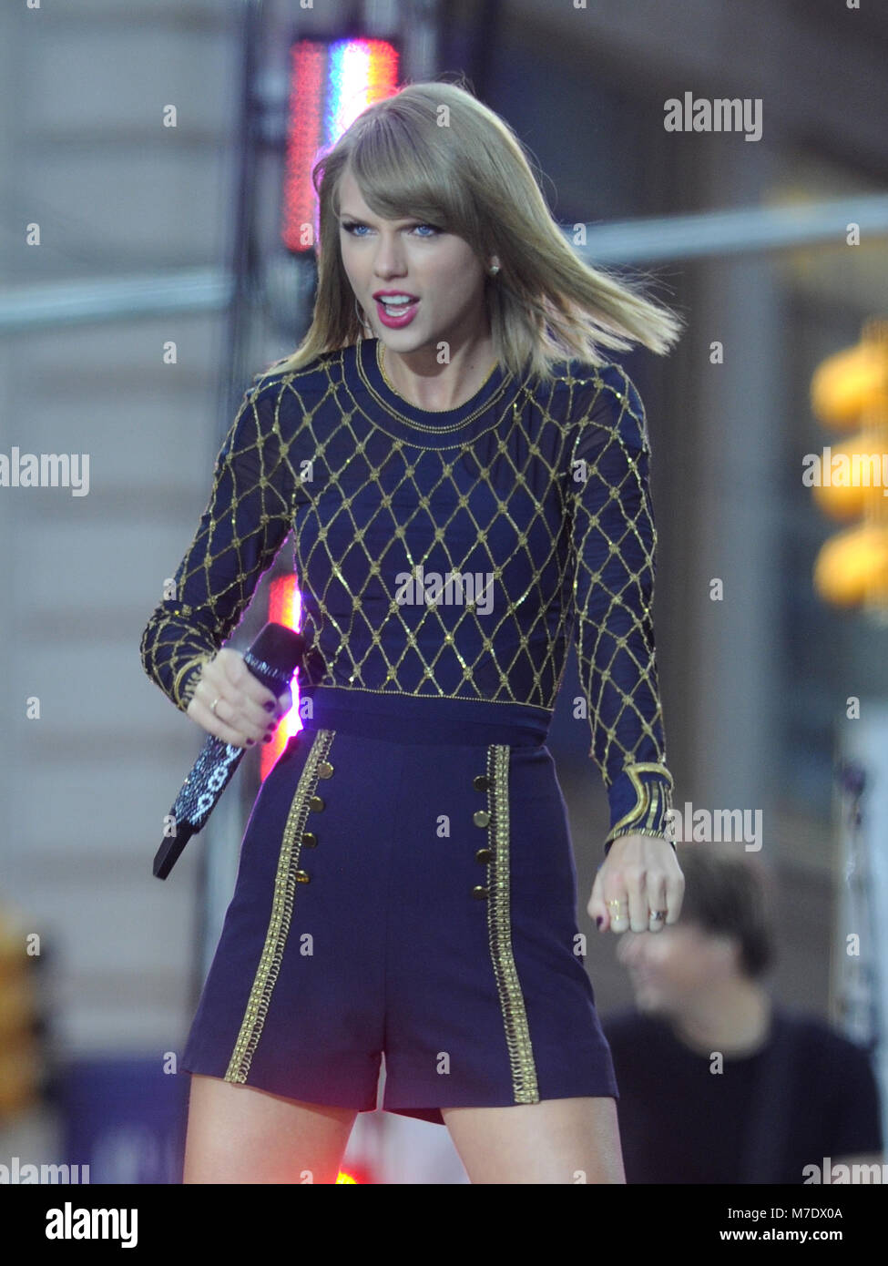 NEW YORK, NY - OCTOBER 30: Taylor Swift performs on ABC's 'Good Morning ...