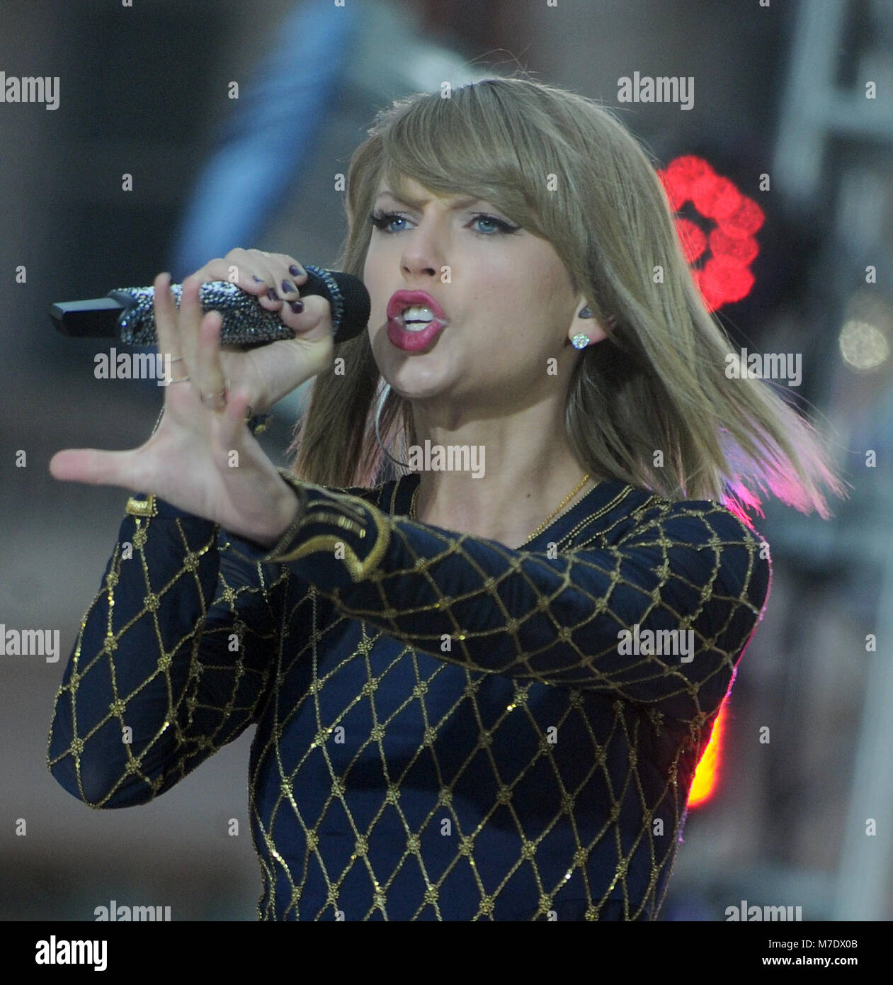 NEW YORK, NY - OCTOBER 30: Taylor Swift performs on ABC's 'Good Morning ...