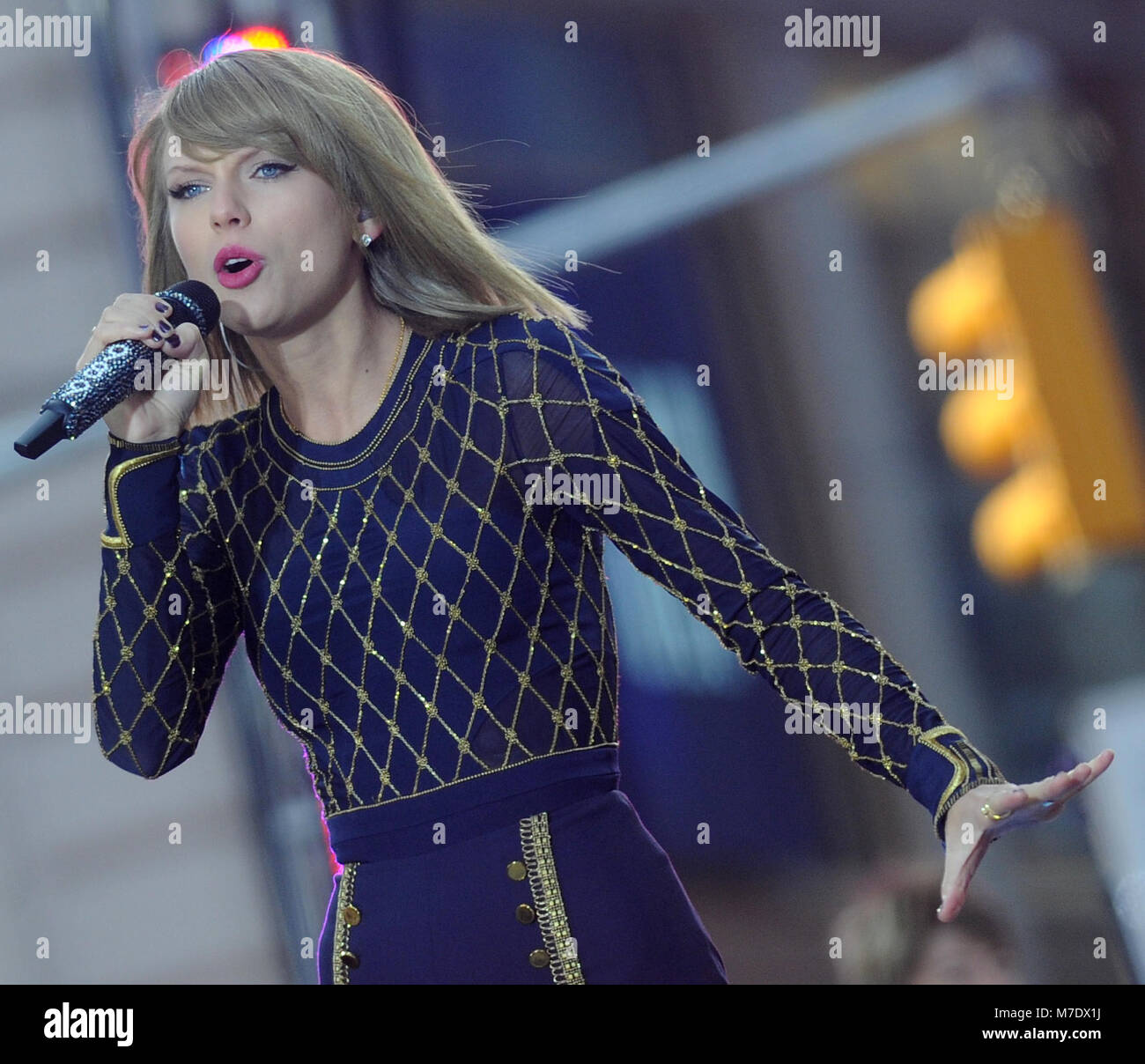 NEW YORK, NY - OCTOBER 30: Taylor Swift performs on ABC's 'Good Morning ...