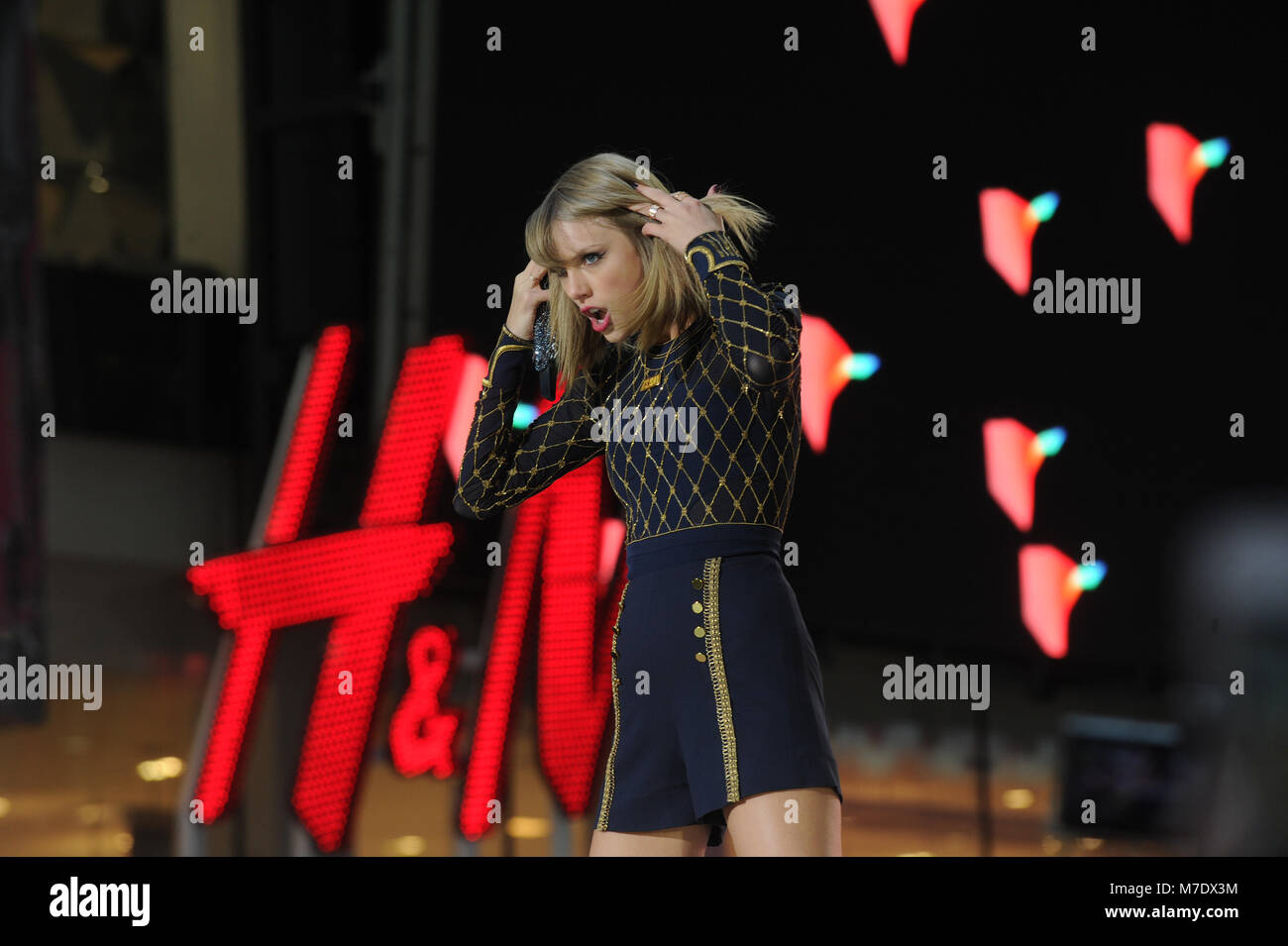 NEW YORK, NY - OCTOBER 30: Taylor Swift performs on ABC's 'Good Morning ...