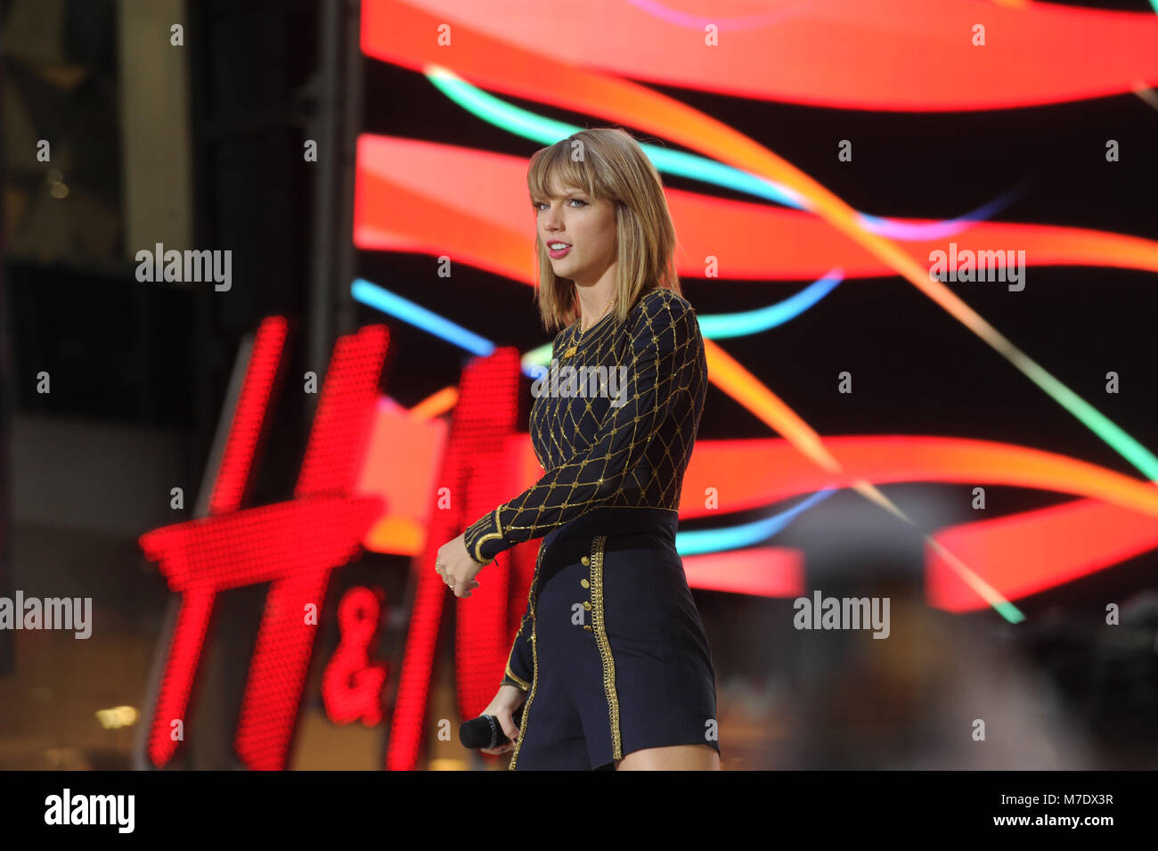 NEW YORK, NY - OCTOBER 30: Taylor Swift performs on ABC's 'Good Morning ...