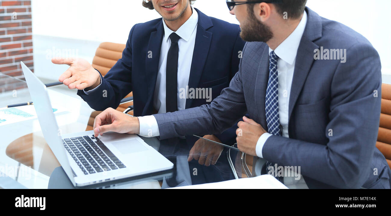 two business people working on laptop Stock Photo - Alamy