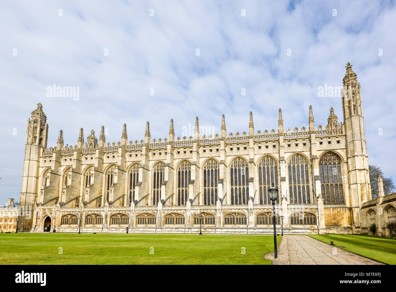 The medieval chapel next to the Front Court lawn at King's college ...