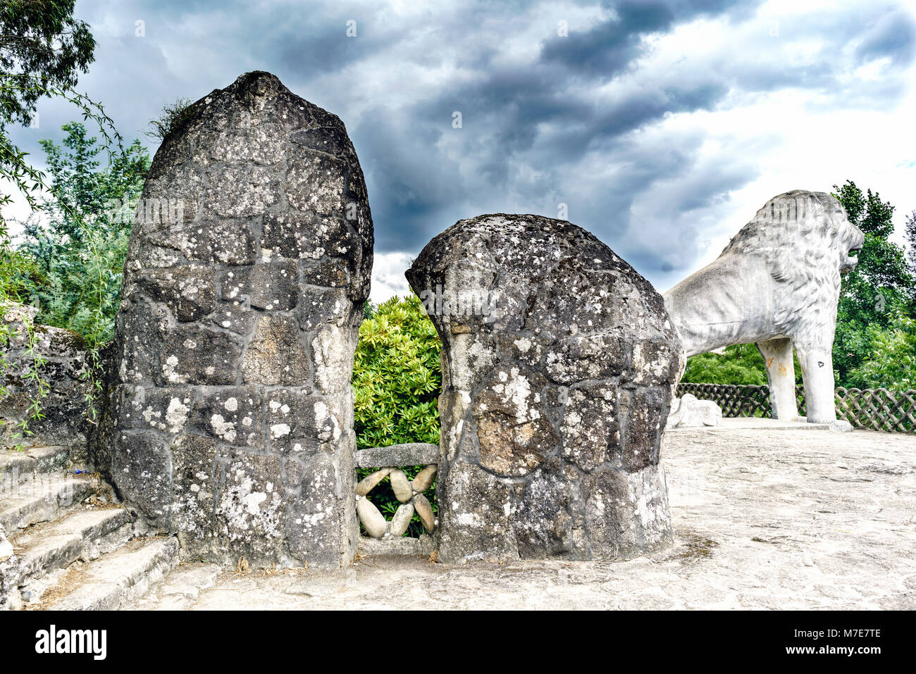 Statue of two brothers hi-res stock photography and images - Alamy