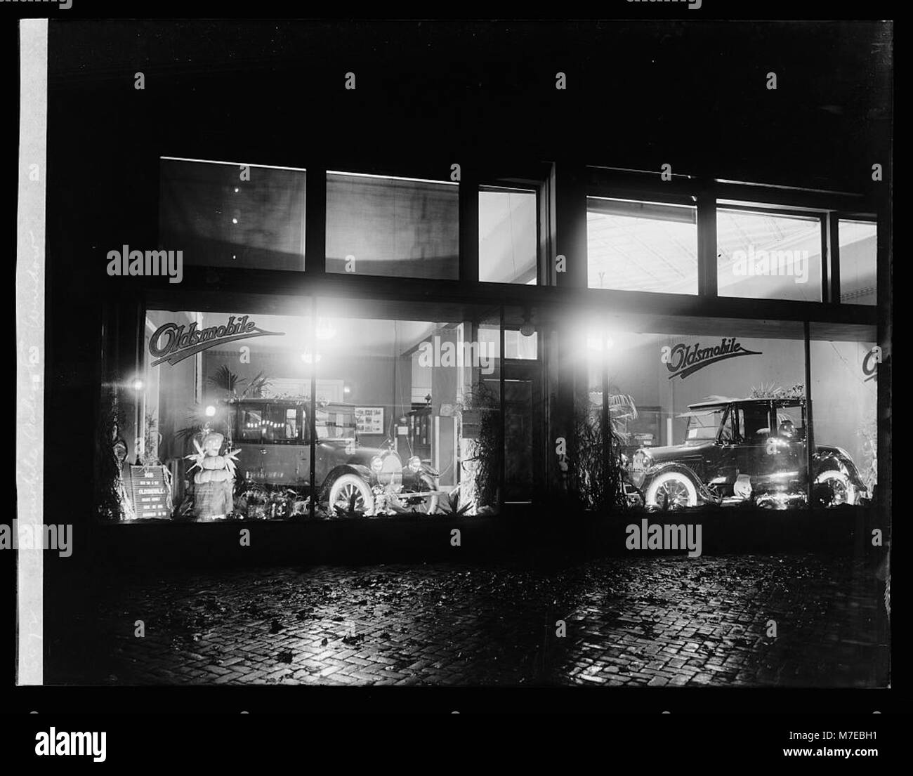 A historical photograph of the Oldsmobile Sales Company storefront ...