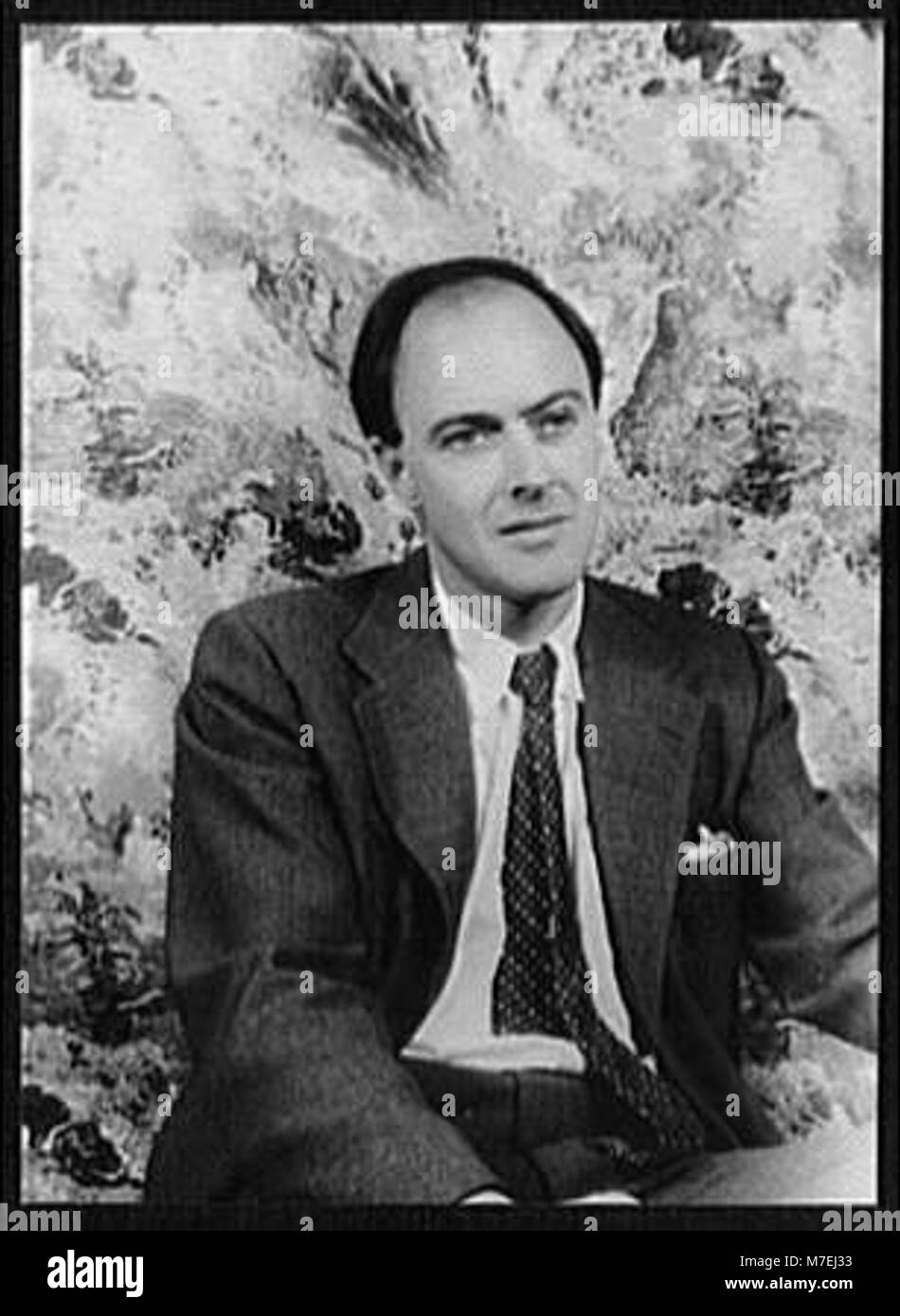 Roald dahl portrait hi-res stock photography and images - Alamy