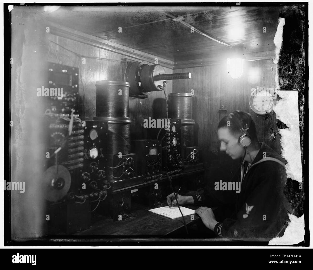 An image capturing the early development of radio technology ...