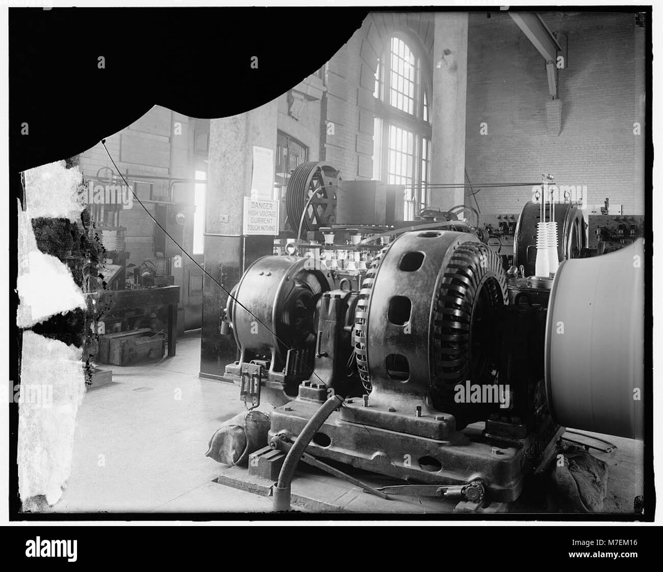 A photograph of an early radio set, possibly illustrating the ...