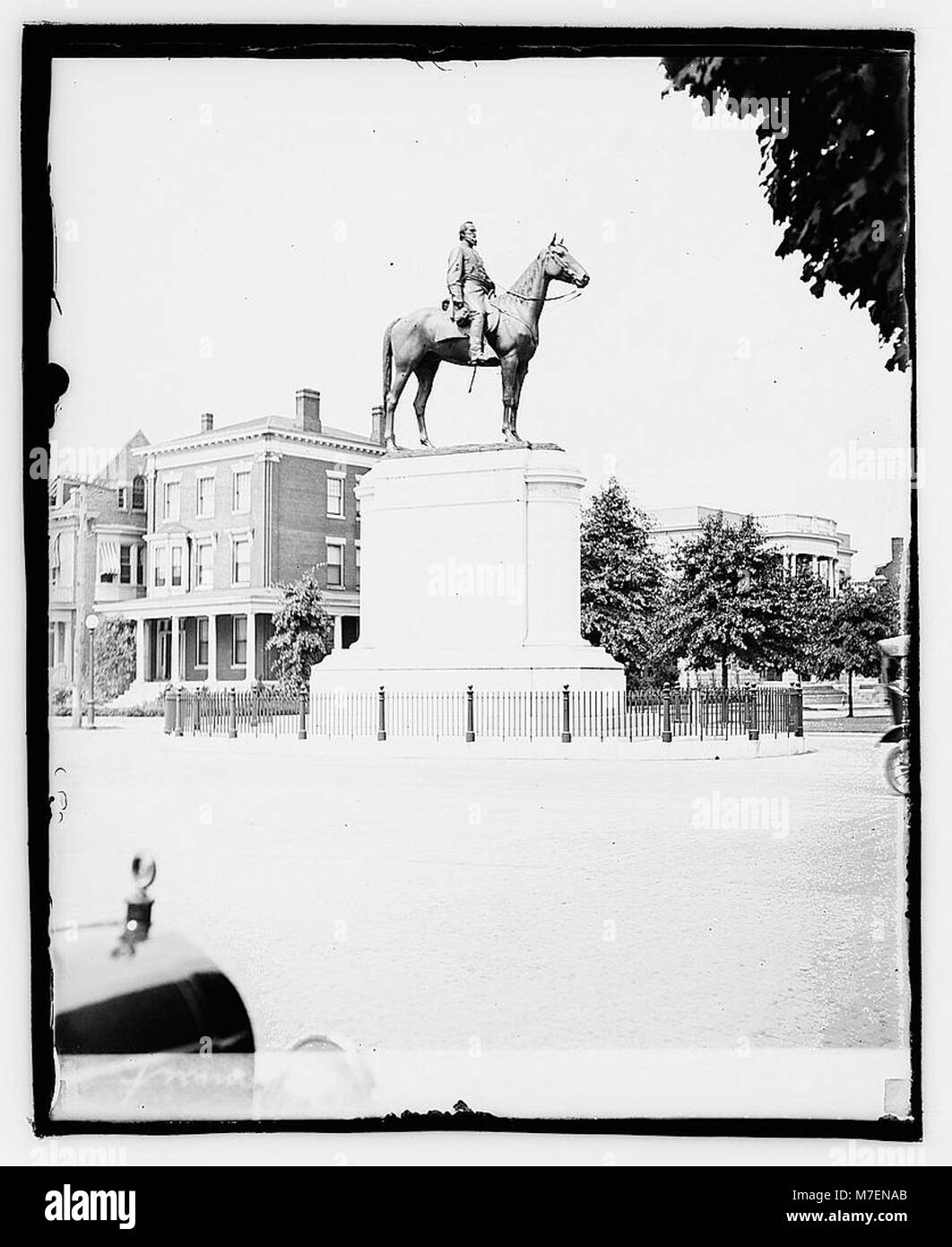 This image shows the Robert E. Lee Monument in Richmond, Virginia ...