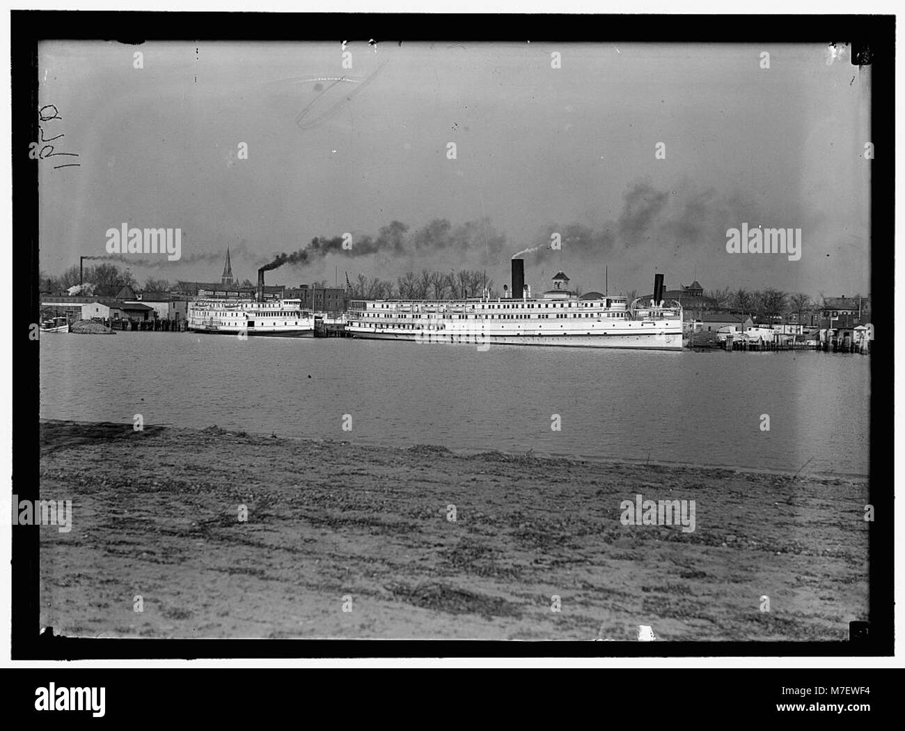 This image shows two ships on the Potomac River, with the U.S. Capitol ...