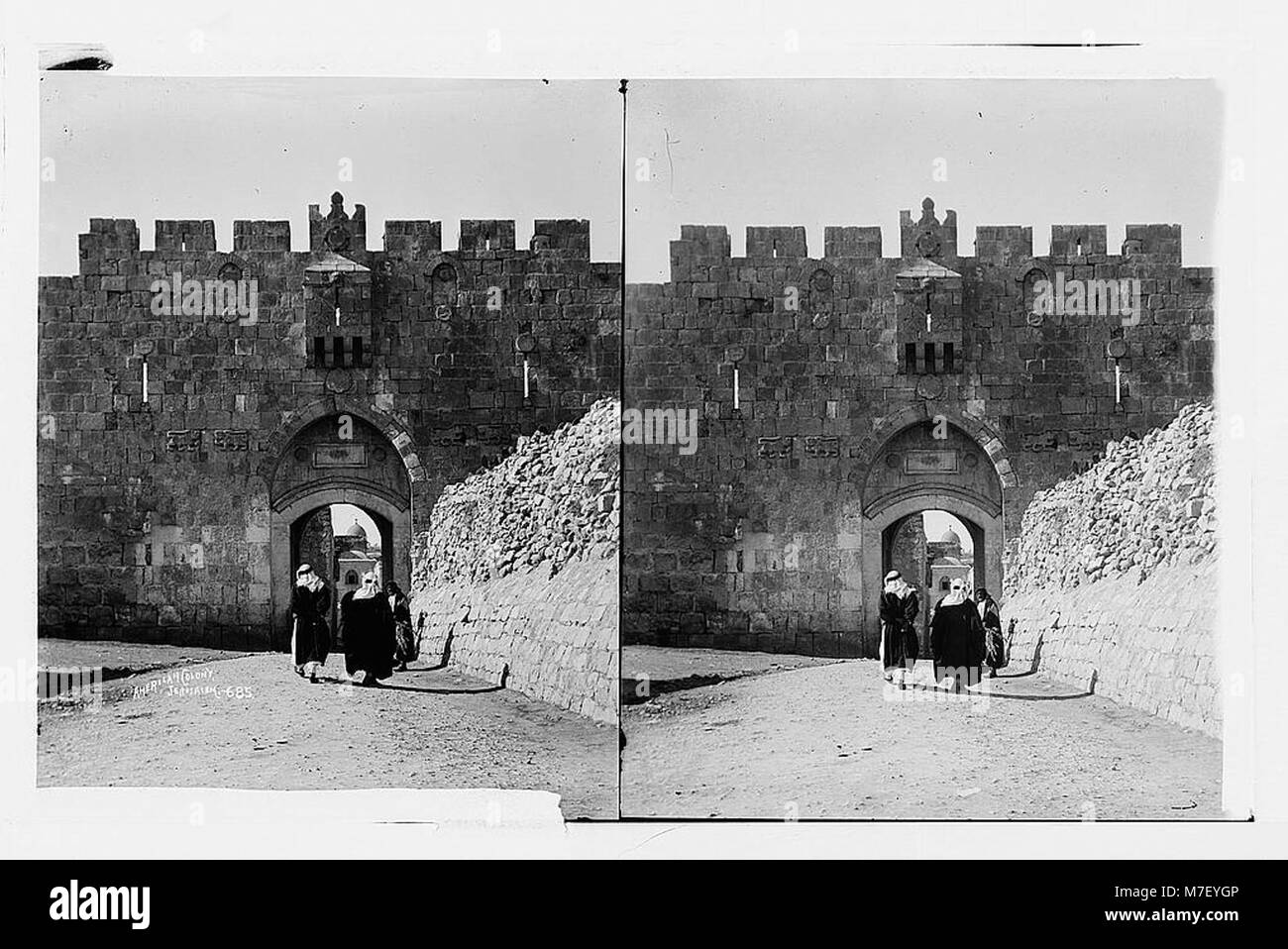 Stone gates in old hi-res stock photography and images - Alamy