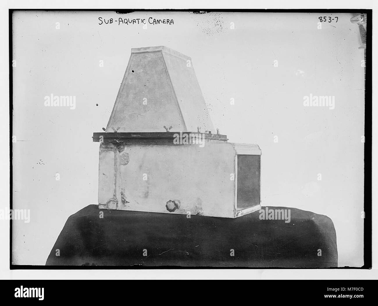 An image depicting a sub-aquatic camera, used for underwater ...