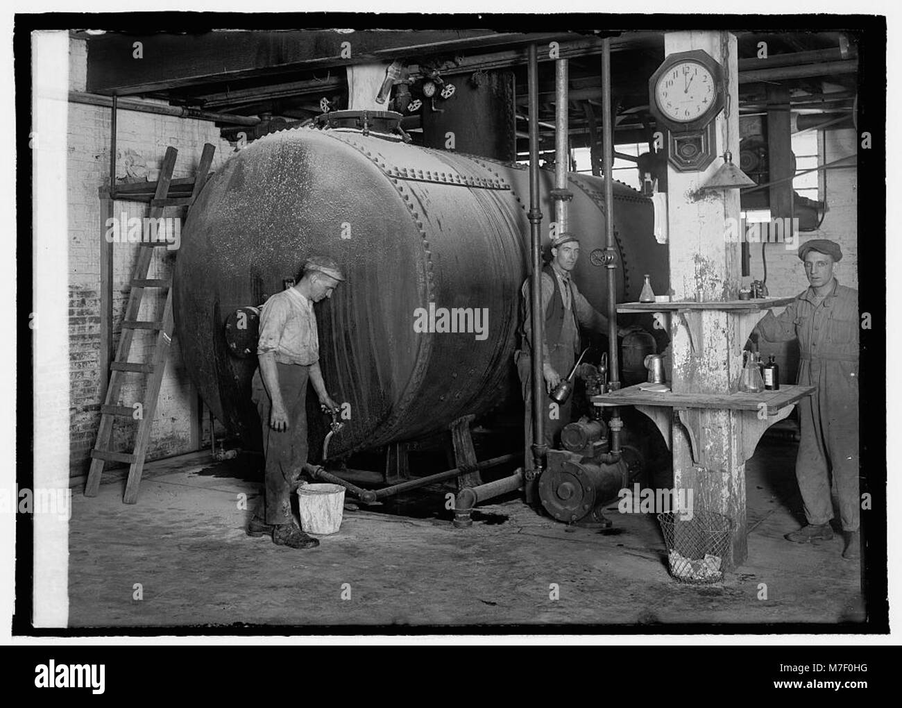 This image illustrates the process of producing sugar from corn, a ...