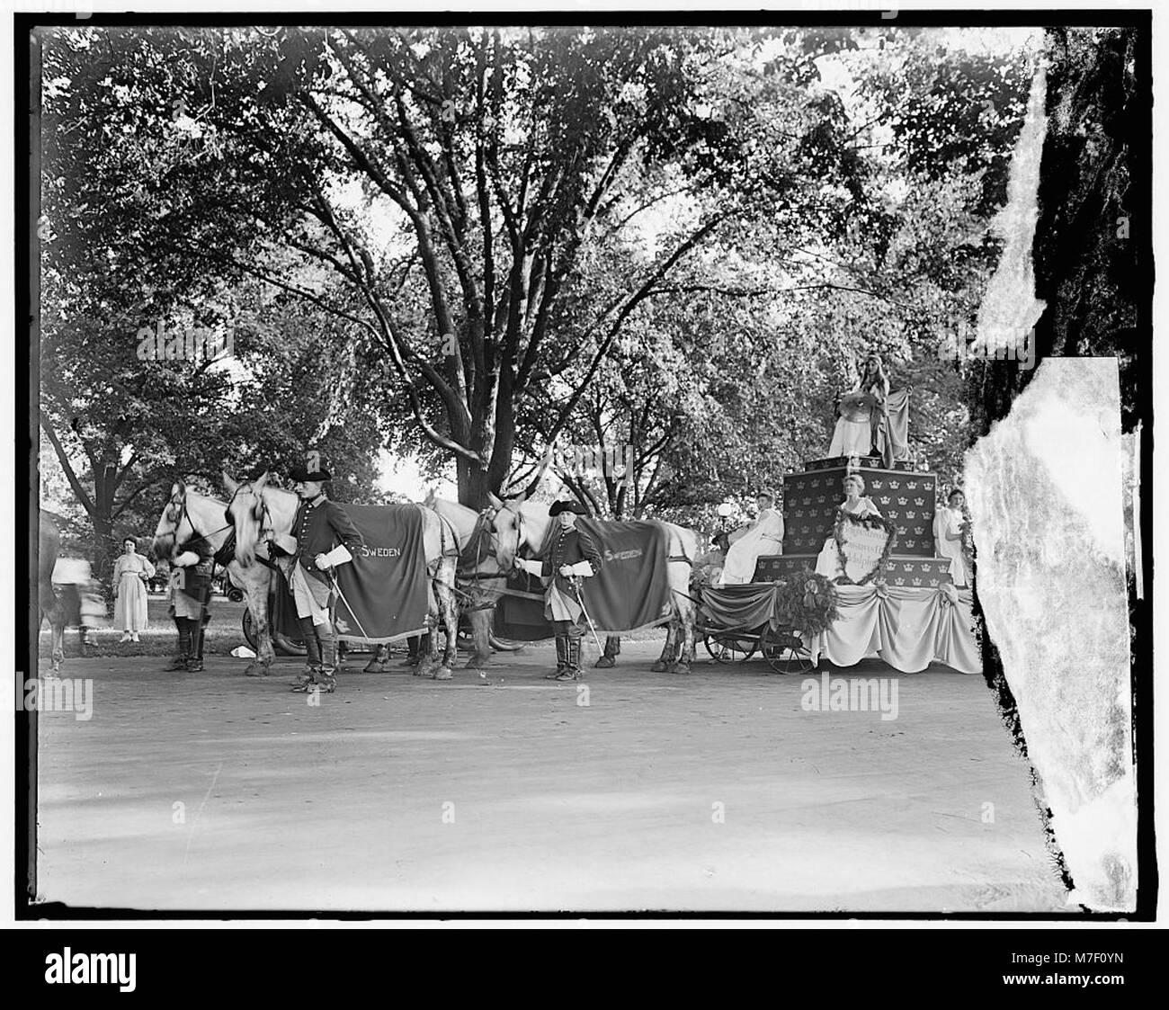 People parade float Black and White Stock Photos & Images - Alamy