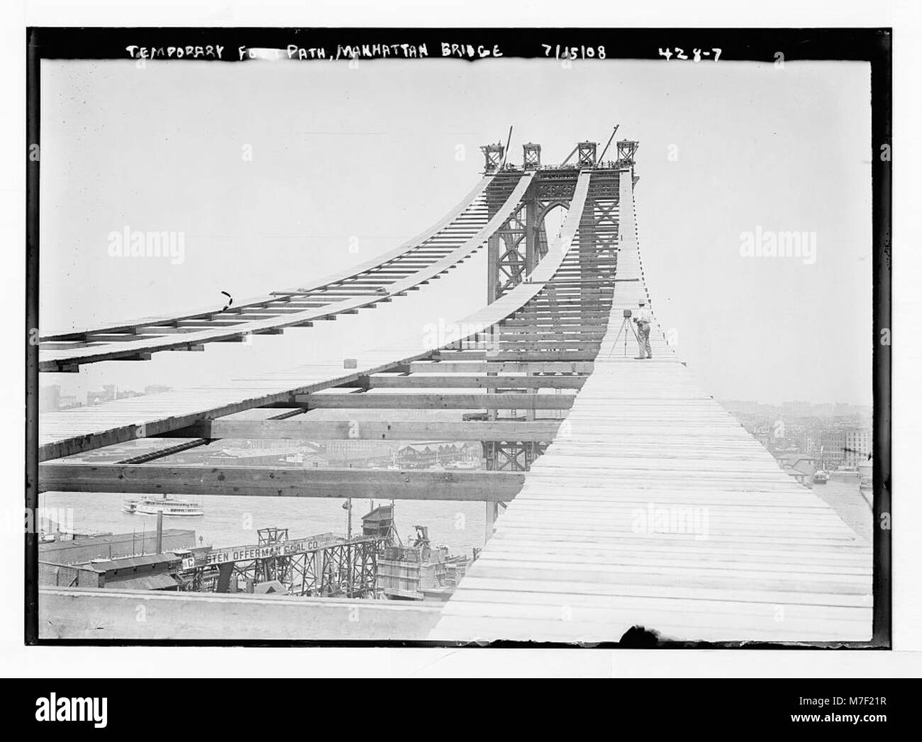 This photo depicts a temporary footpath on the Manhattan Bridge in New ...