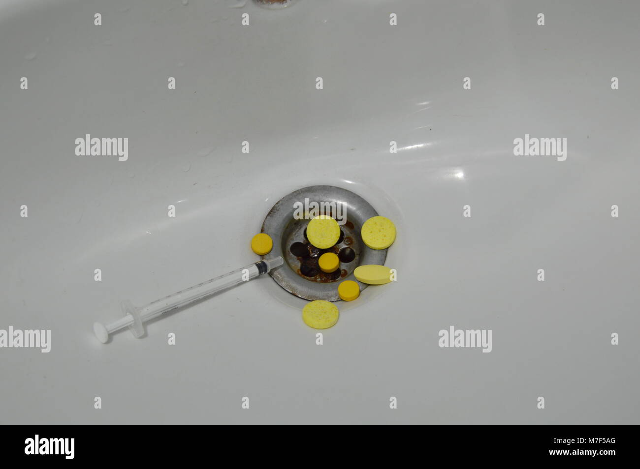 Clear pill capsule hi-res stock photography and images - Alamy