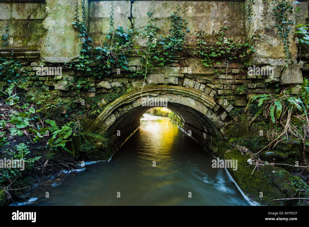 Old stone bridge england hi-res stock photography and images - Alamy