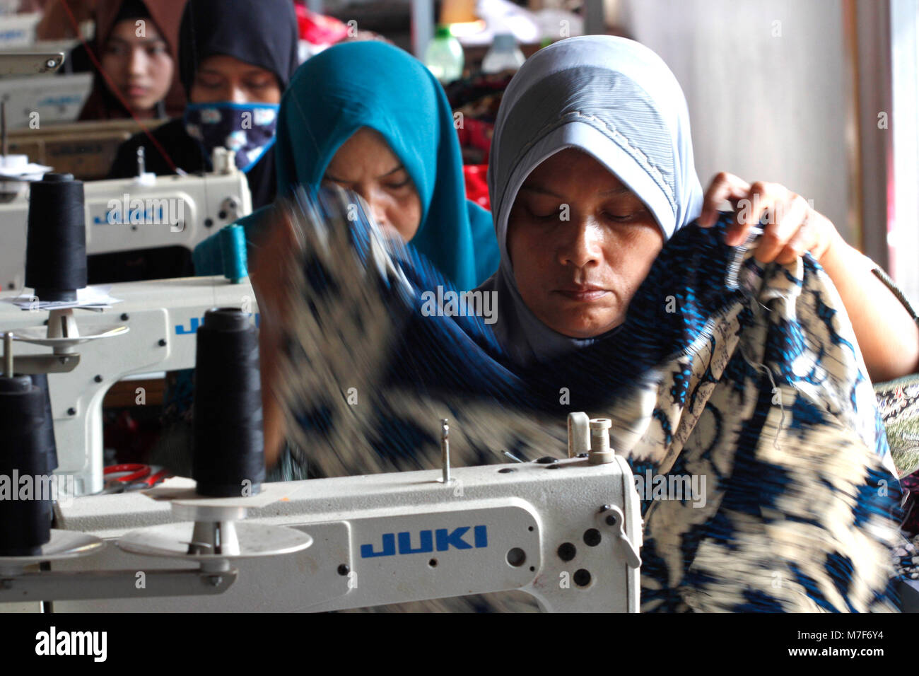 Pekalongan, Indonesia. 09th Mar, 2018. Indonesia workers sewing Batik ...