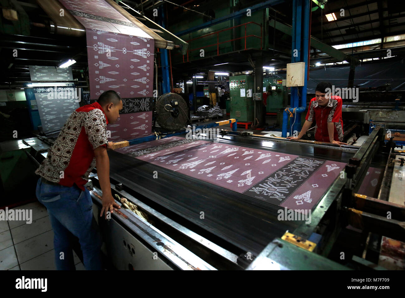 Pekalongan, Indonesia. 09th Mar, 2018. Indonesia workers checking ...
