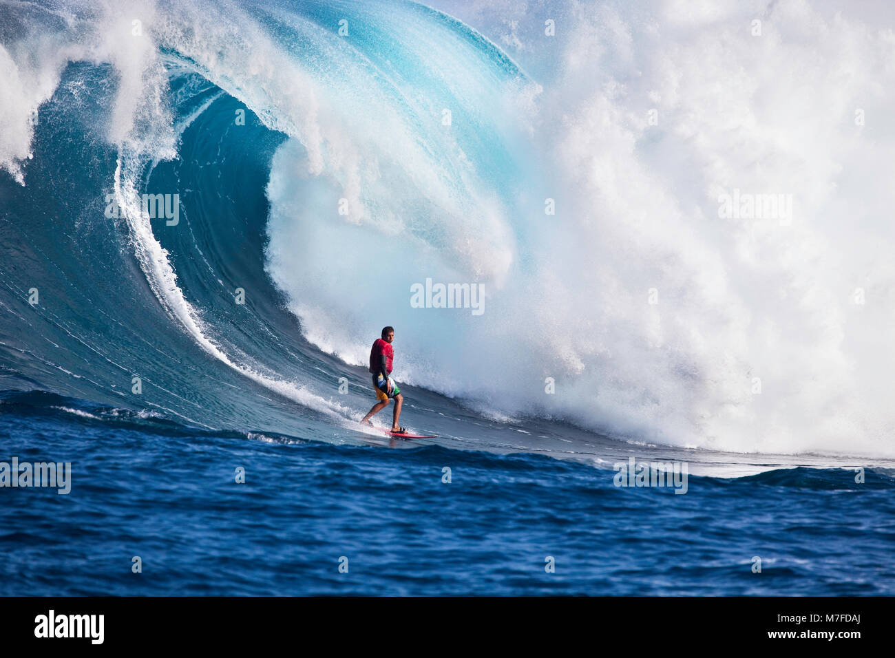 A tow-in surfer drops to the curl of Hawaii's big surf at Peahi (Jaws ...