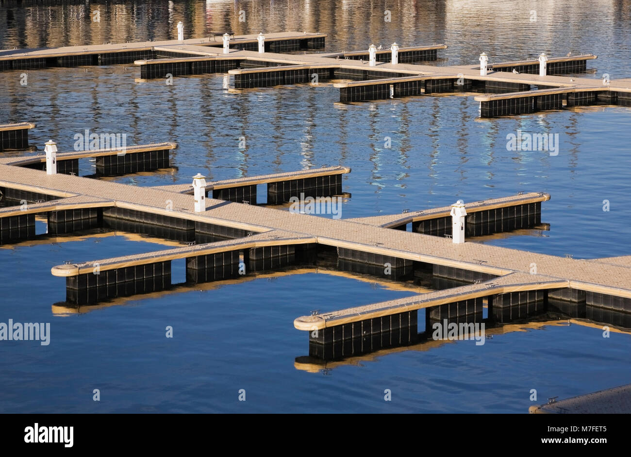 Empty docks hi-res stock photography and images - Alamy