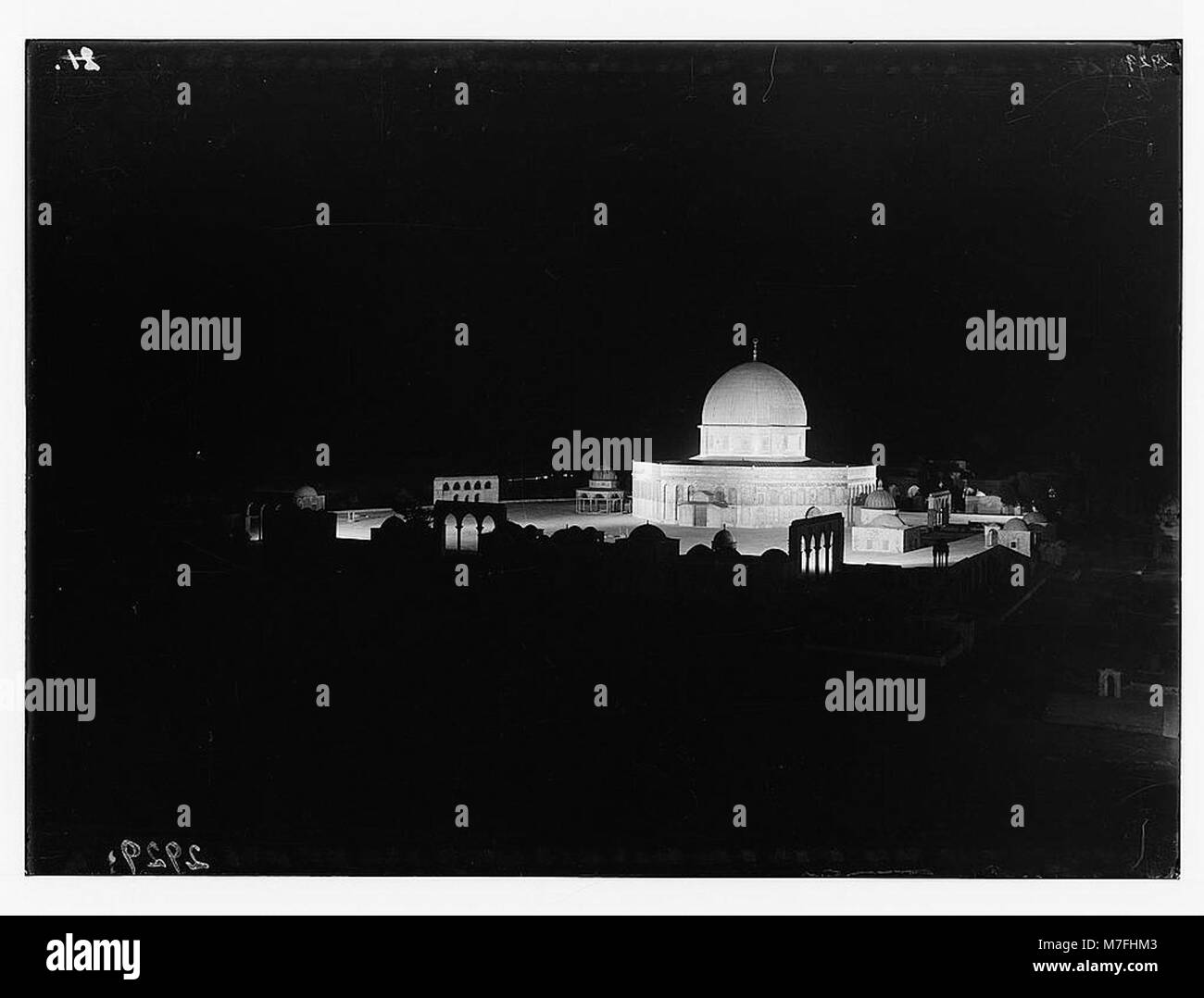 The illuminated temple Black and White Stock Photos & Images - Alamy
