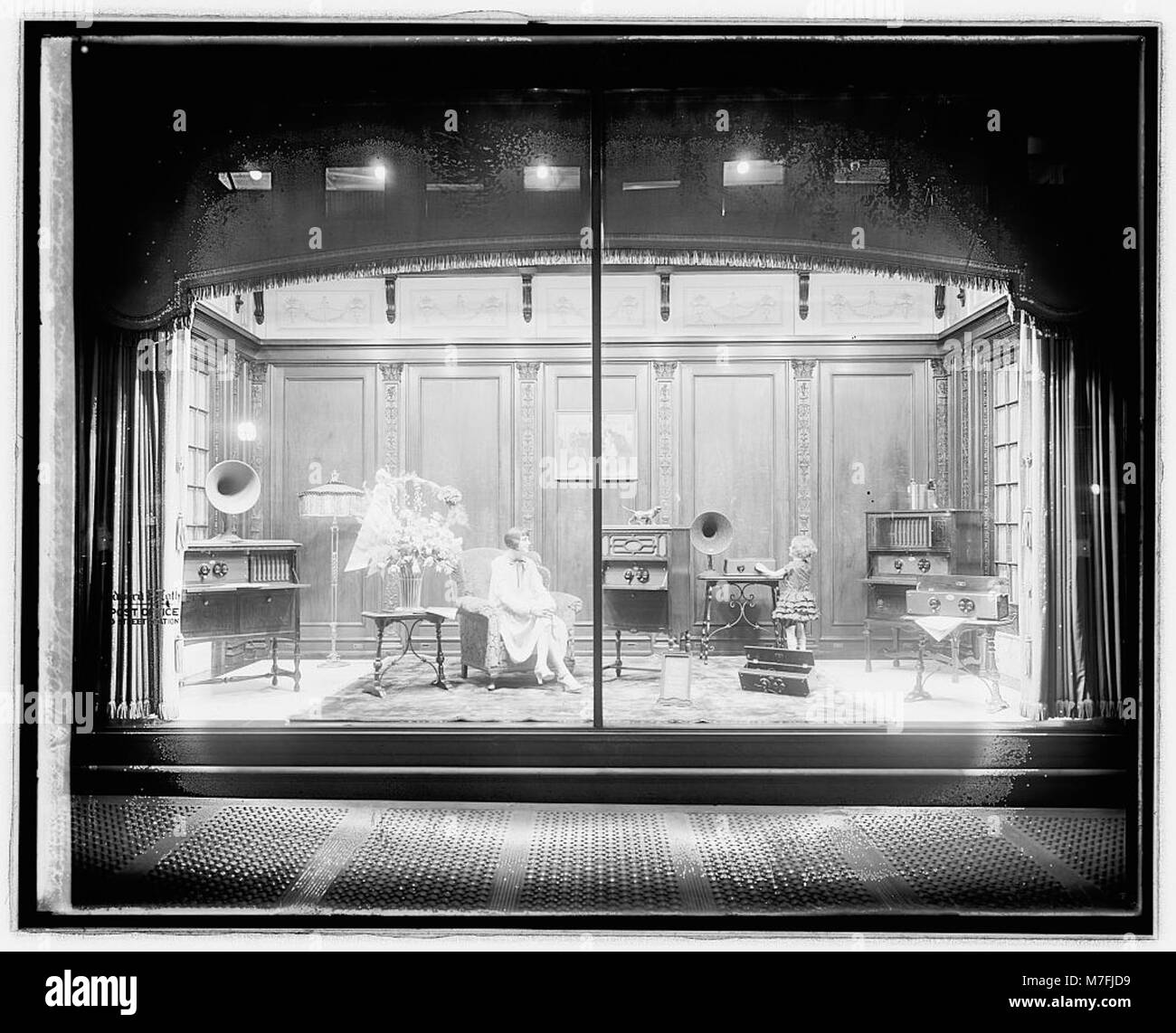 1920s department store window hi-res stock photography and images - Alamy