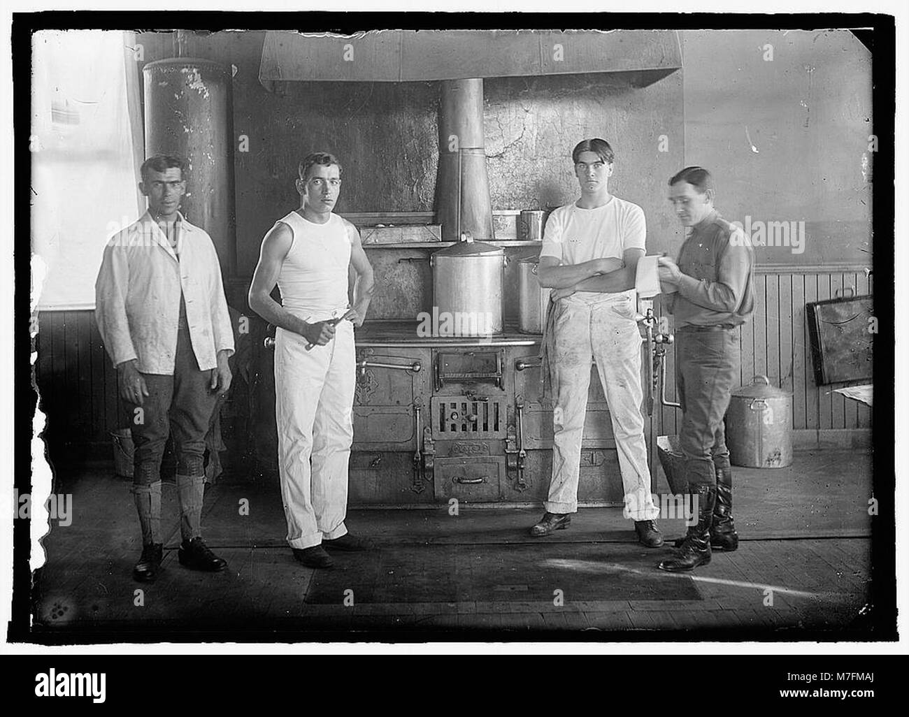 Army cooks Black and White Stock Photos & Images - Alamy