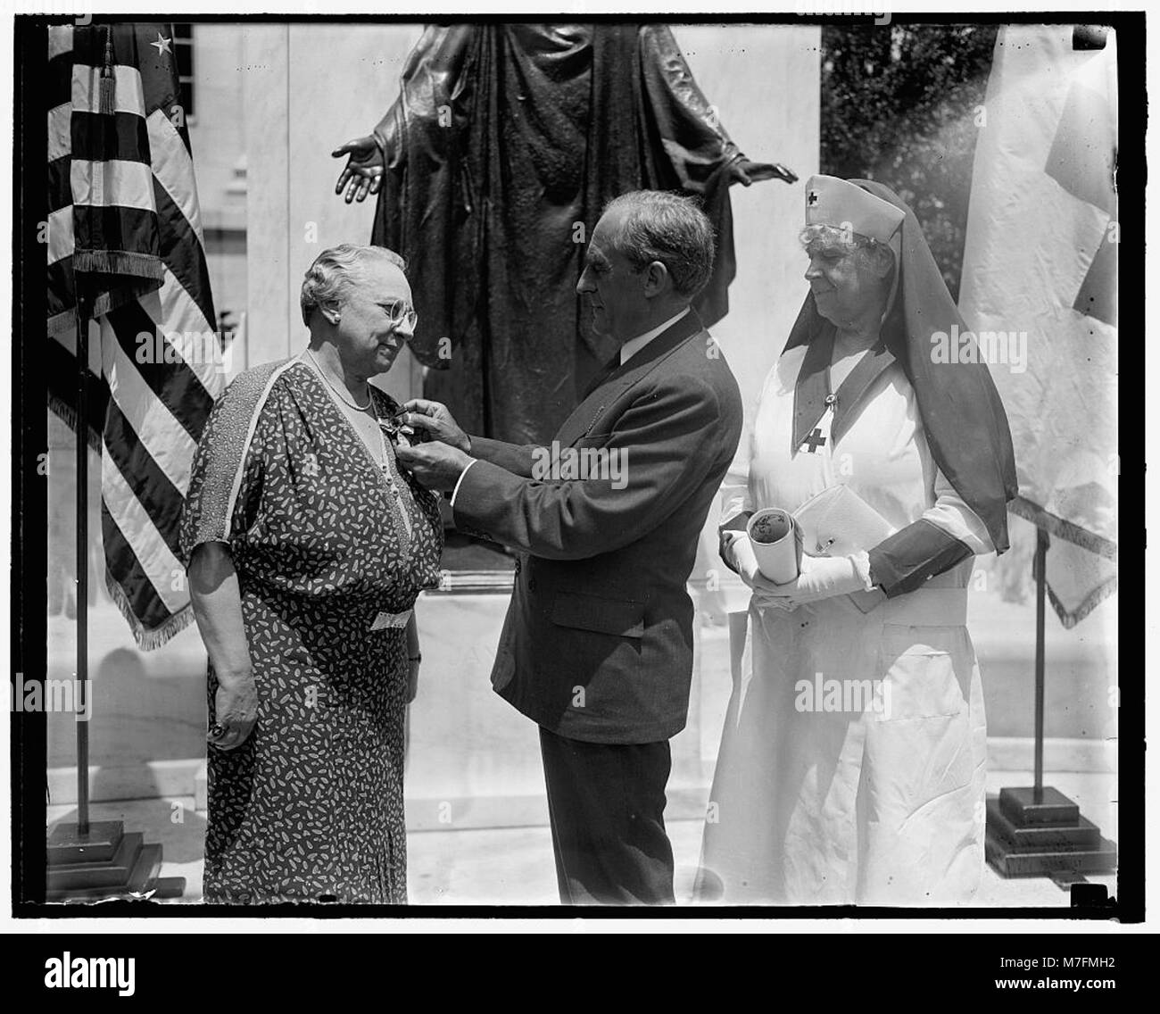 A U.S. nurse is awarded the prestigious Florence Nightingale Medal ...