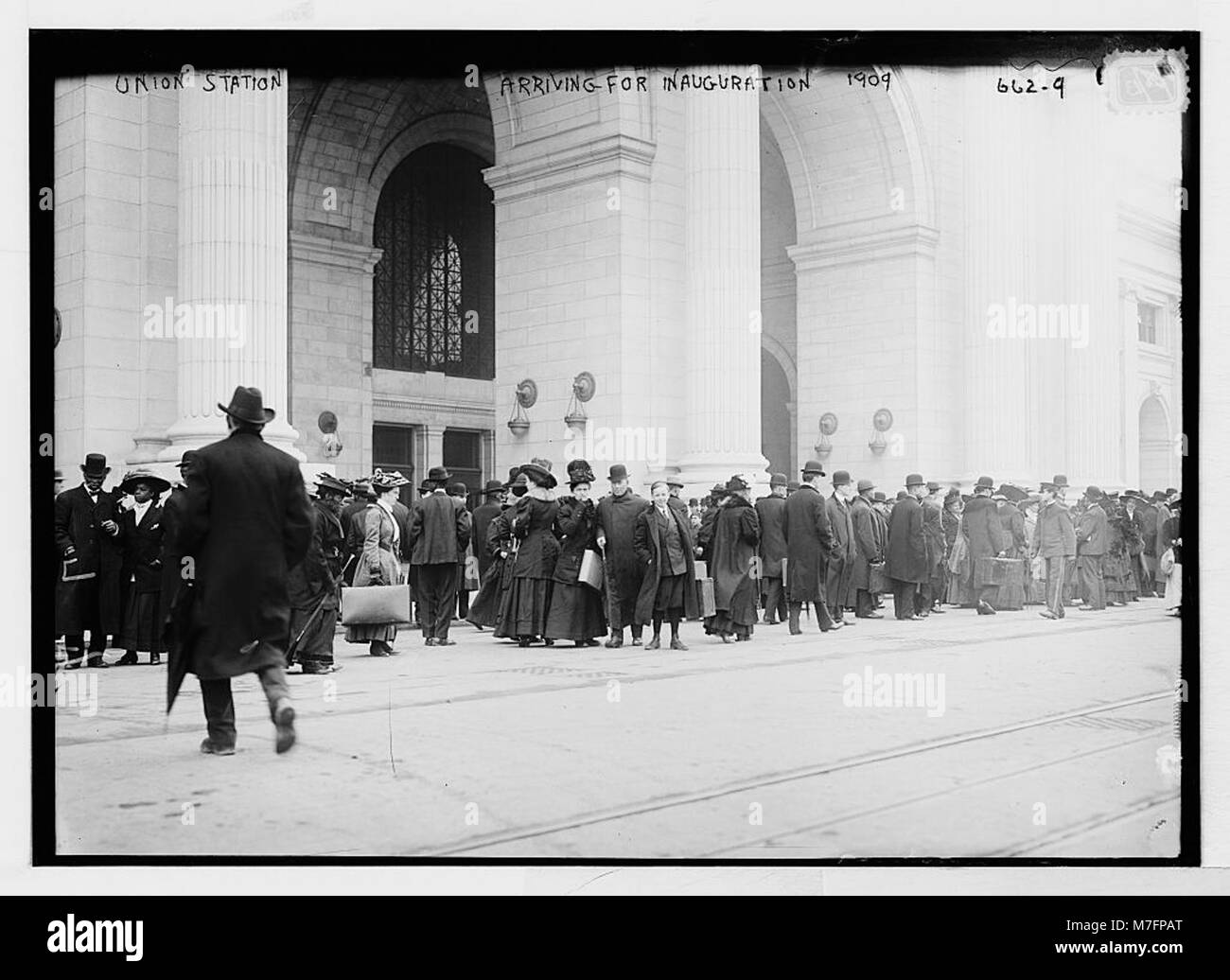 Large crowd gathers station hi-res stock photography and images - Alamy
