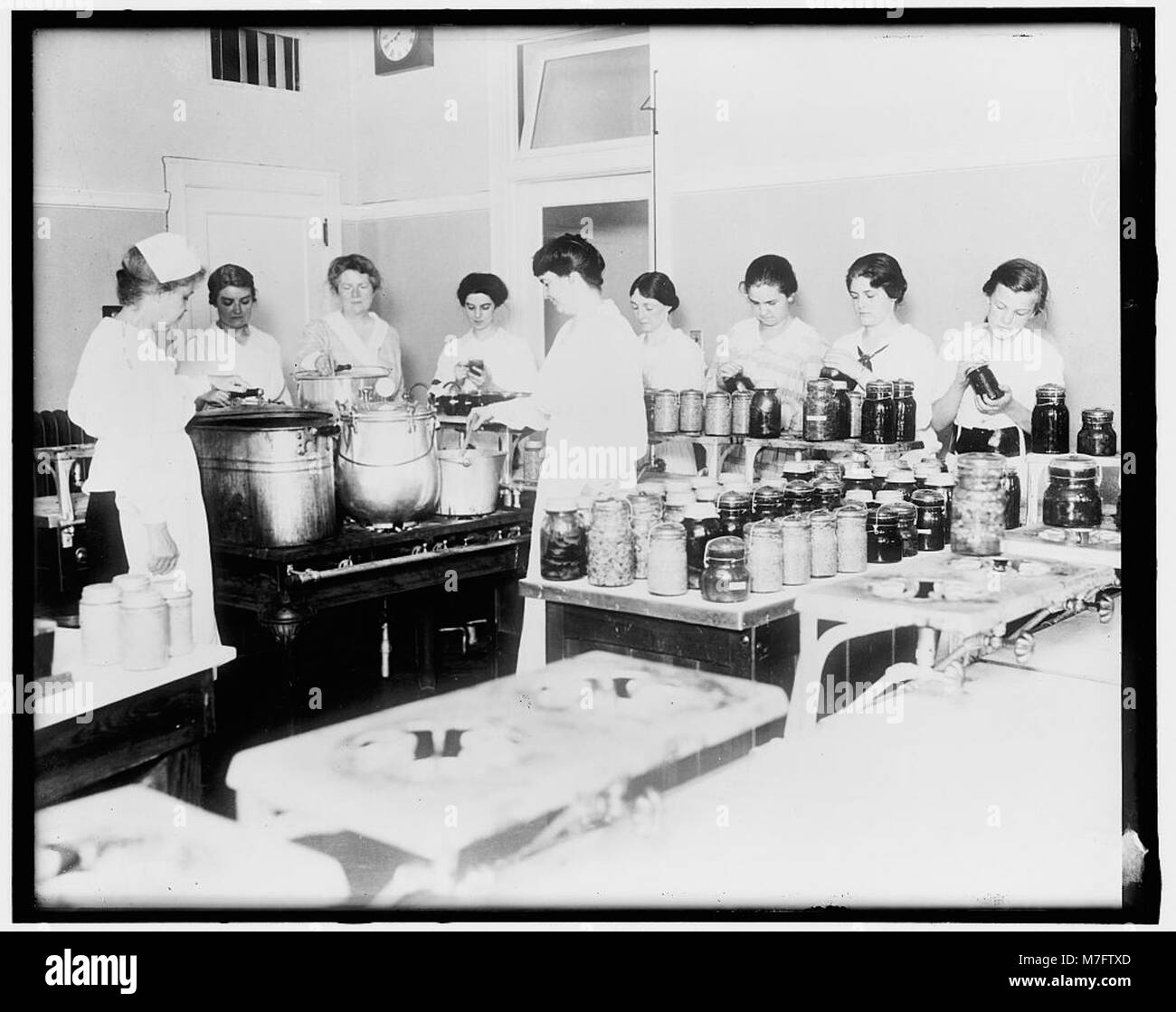 War vegetable gardening home Black and White Stock Photos & Images - Alamy