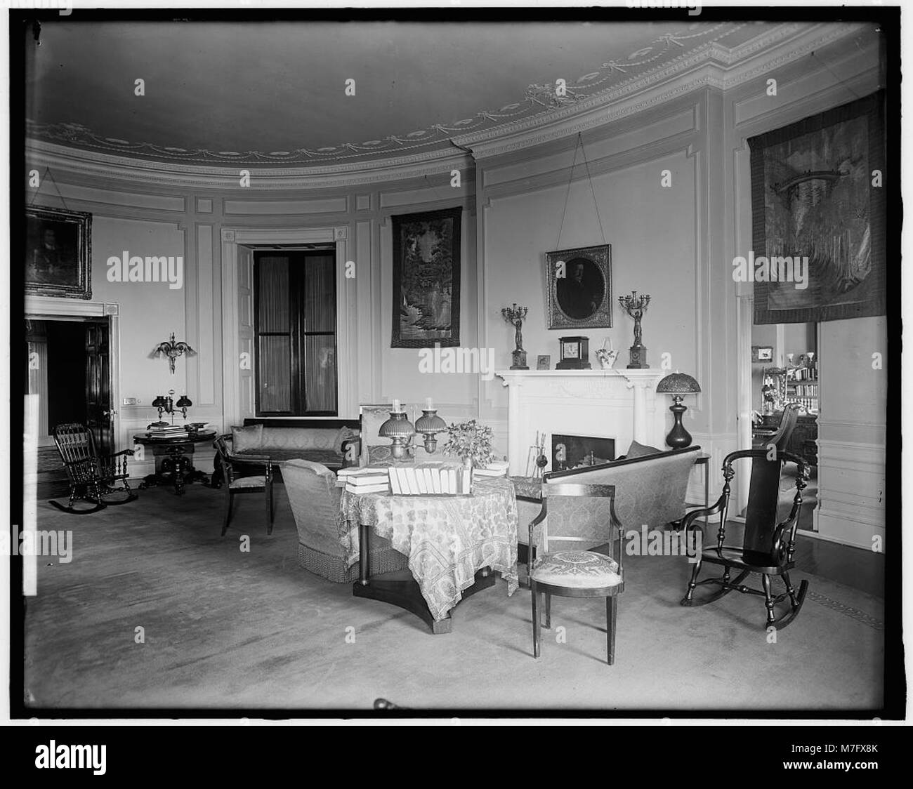 Traditional living room white Black and White Stock Photos & Images - Alamy