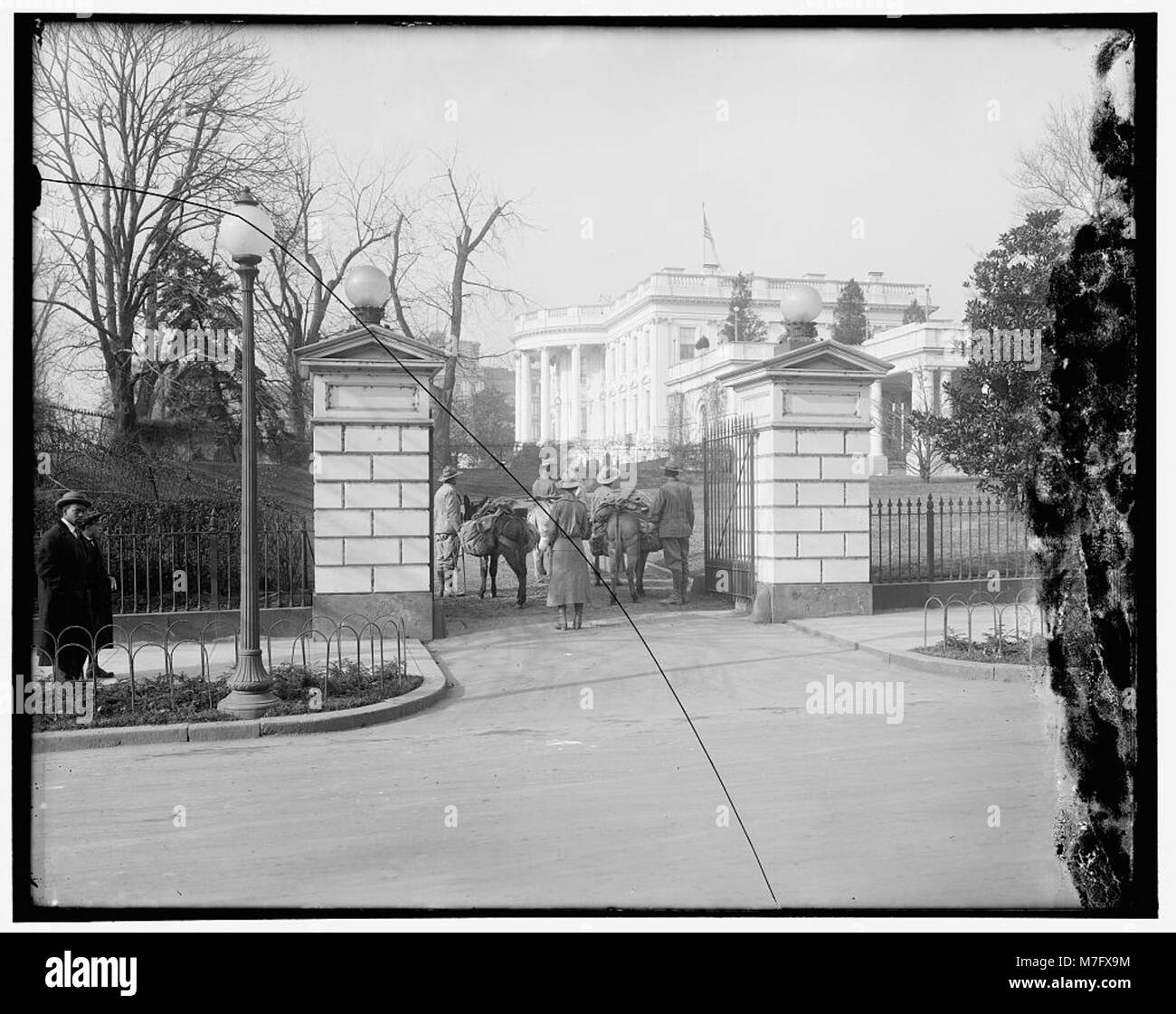 This image depicts the gate of the White House, the official residence ...