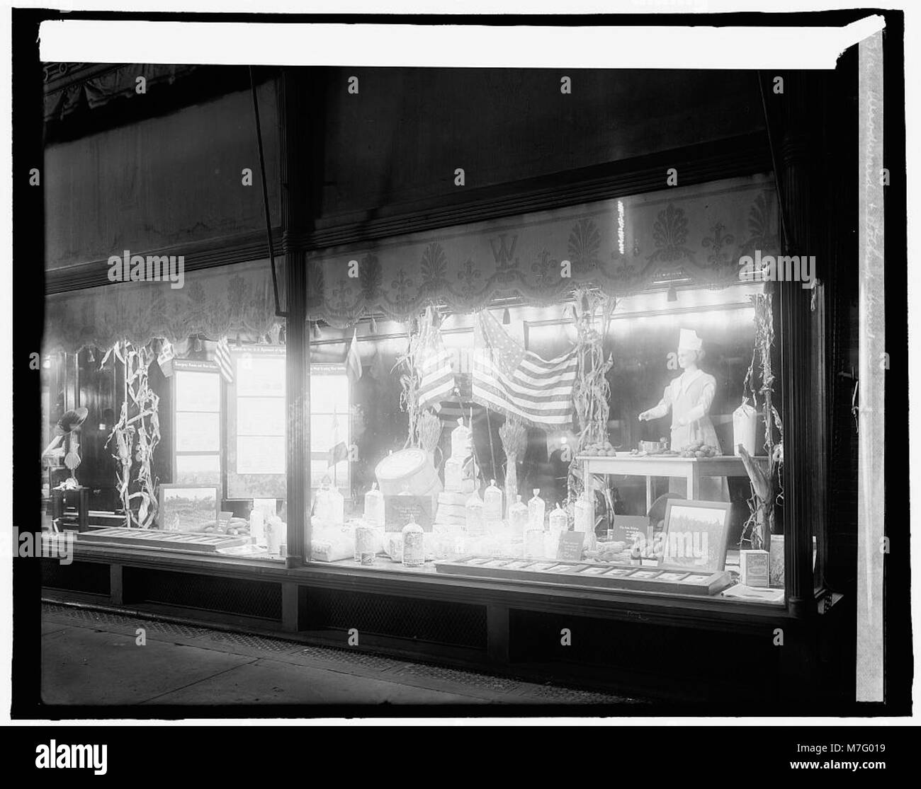 Early 1900s department store window Black and White Stock Photos ...