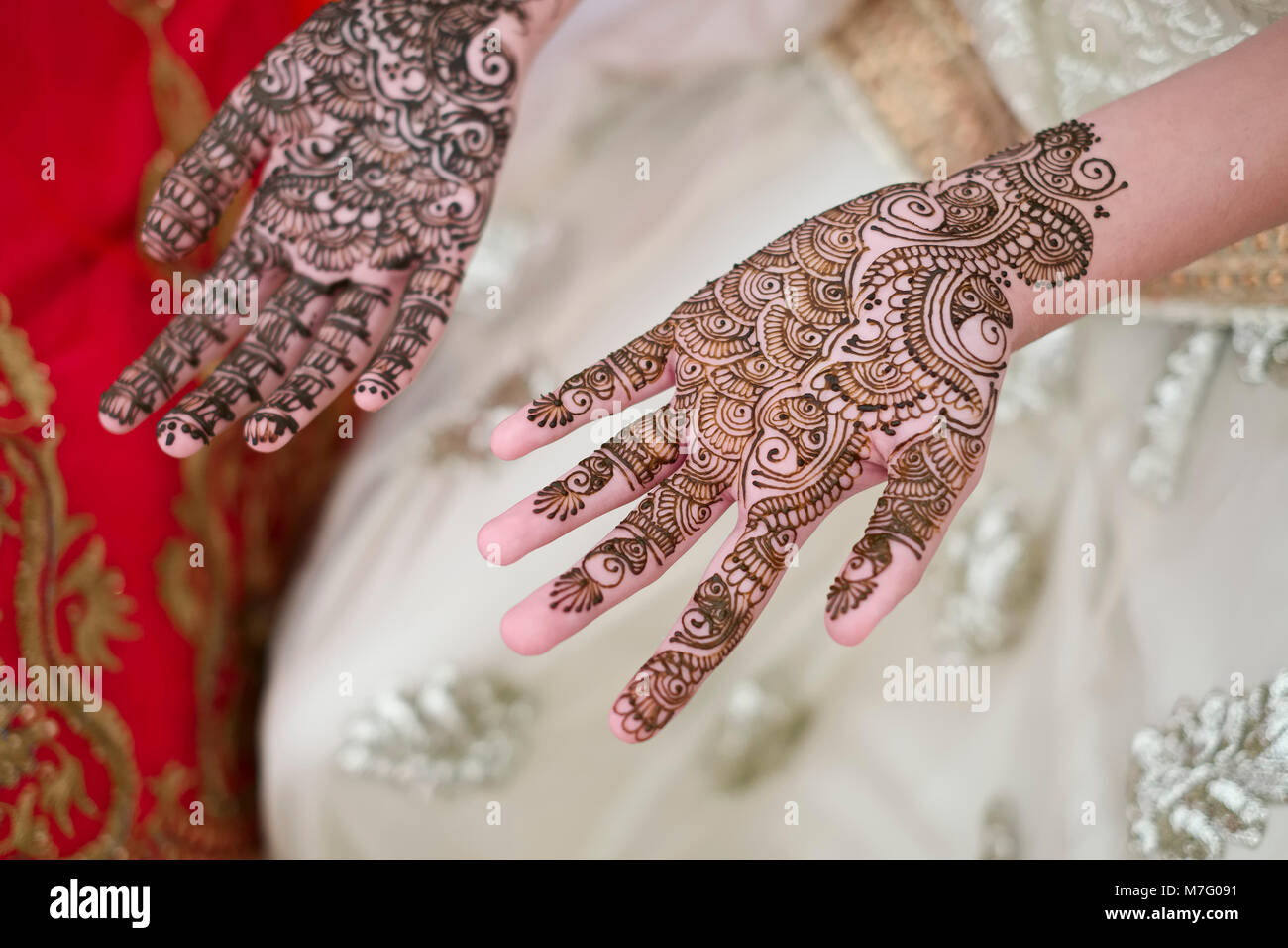 Mehndi designs on hand of bride for Indian Sikh wedding Stock Photo - Alamy