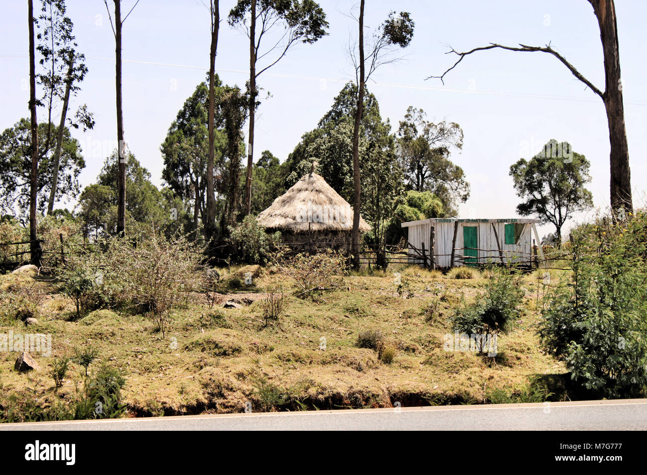 Mud hut in kenya hi-res stock photography and images - Alamy