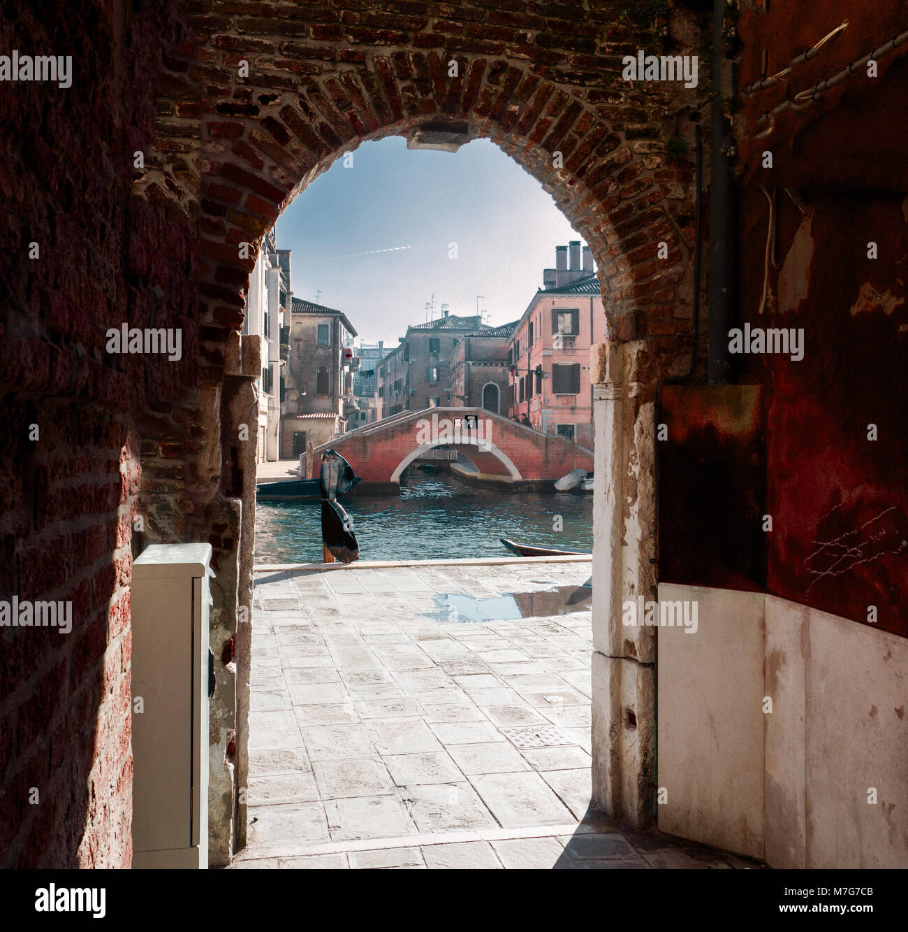 Arch shaped underpass hi-res stock photography and images - Alamy