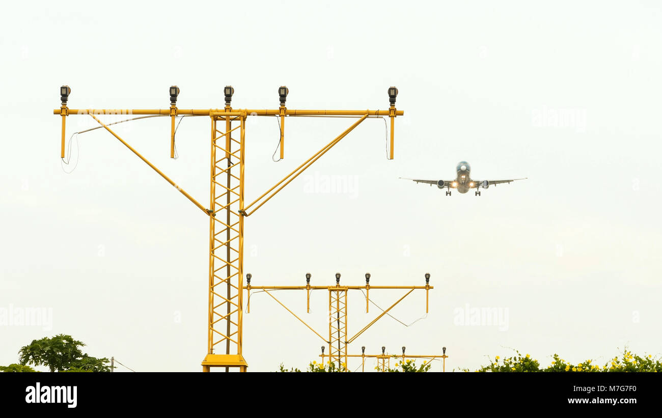 Airplane over runway lights hi-res stock photography and images - Alamy