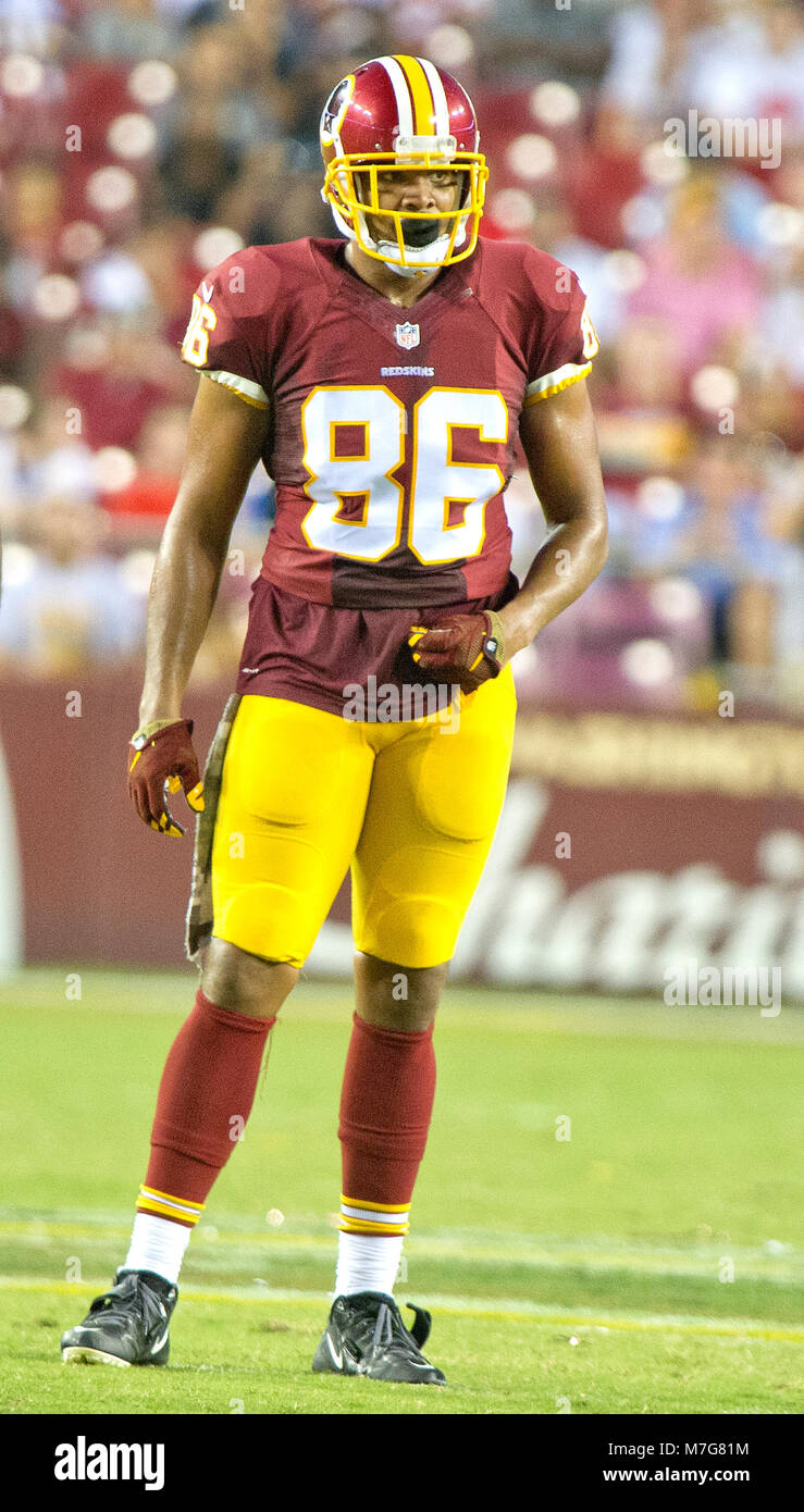 Washington Redskins tight end Jordan Reed (86) looks over the defense ...