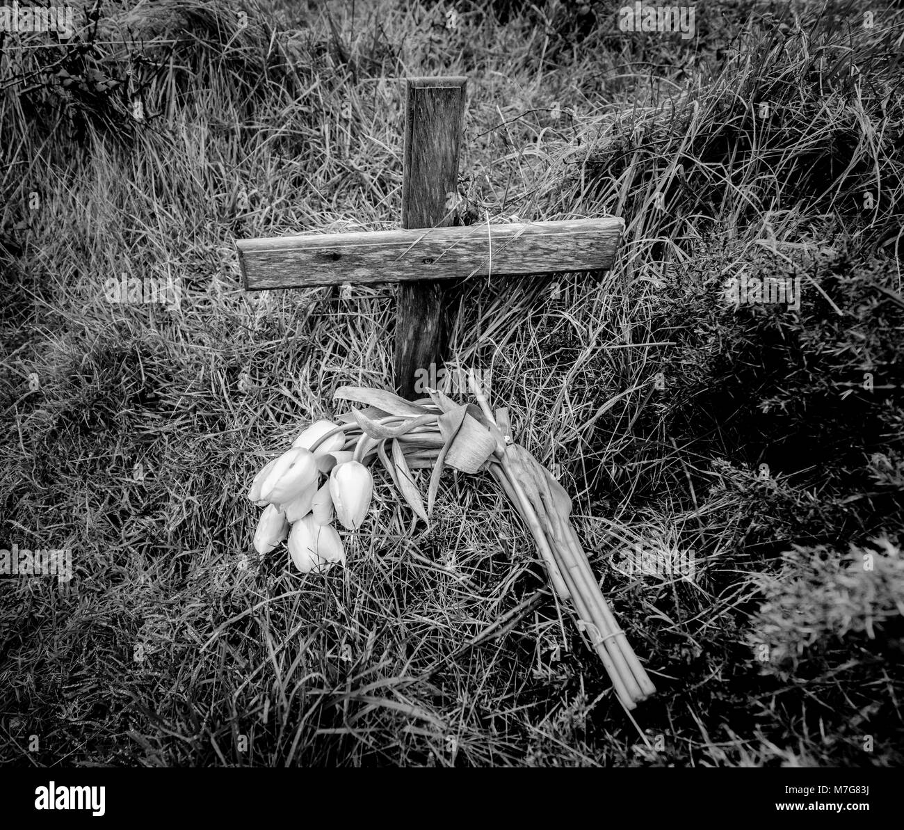 Makeshift grave with flowers Stock Photo - Alamy