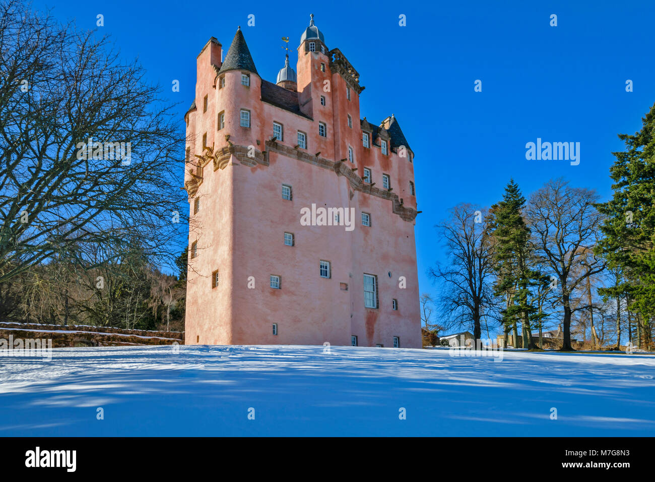 CRAIGIEVAR CASTLE ABERDEENSHIRE SCOTLAND A BLUE SKY THE IMPOSING PINK ...