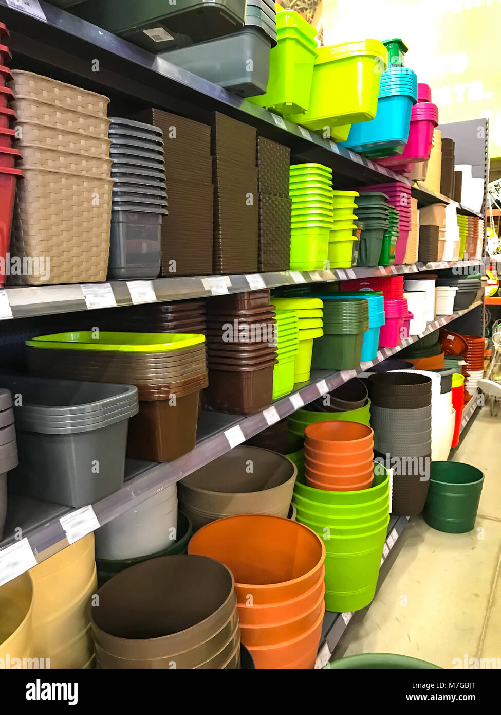 Plastic pots and boxes on the shelves in the market Stock Photo - Alamy