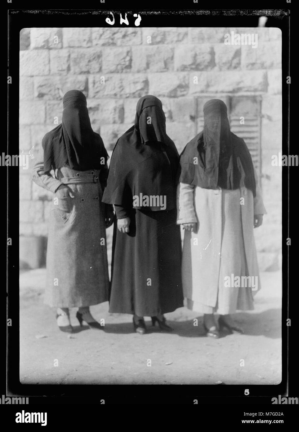 Veiled muslim women Black and White Stock Photos & Images - Alamy