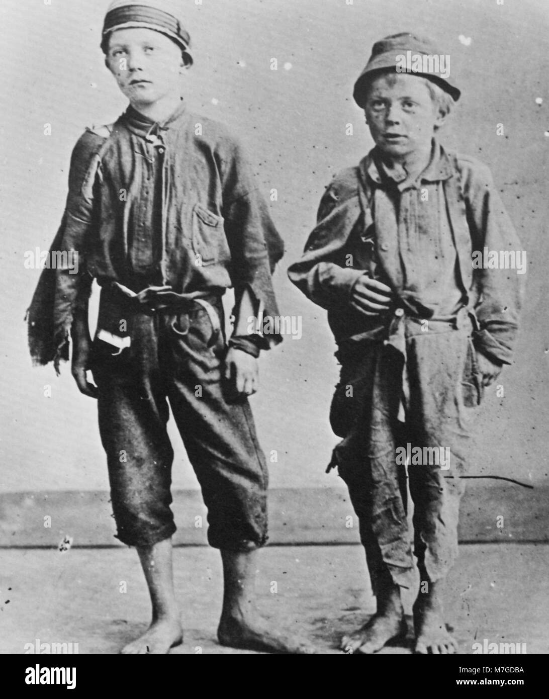 A photograph by Jacob Riis titled 'Hab'n nirgends gelebt', capturing ...